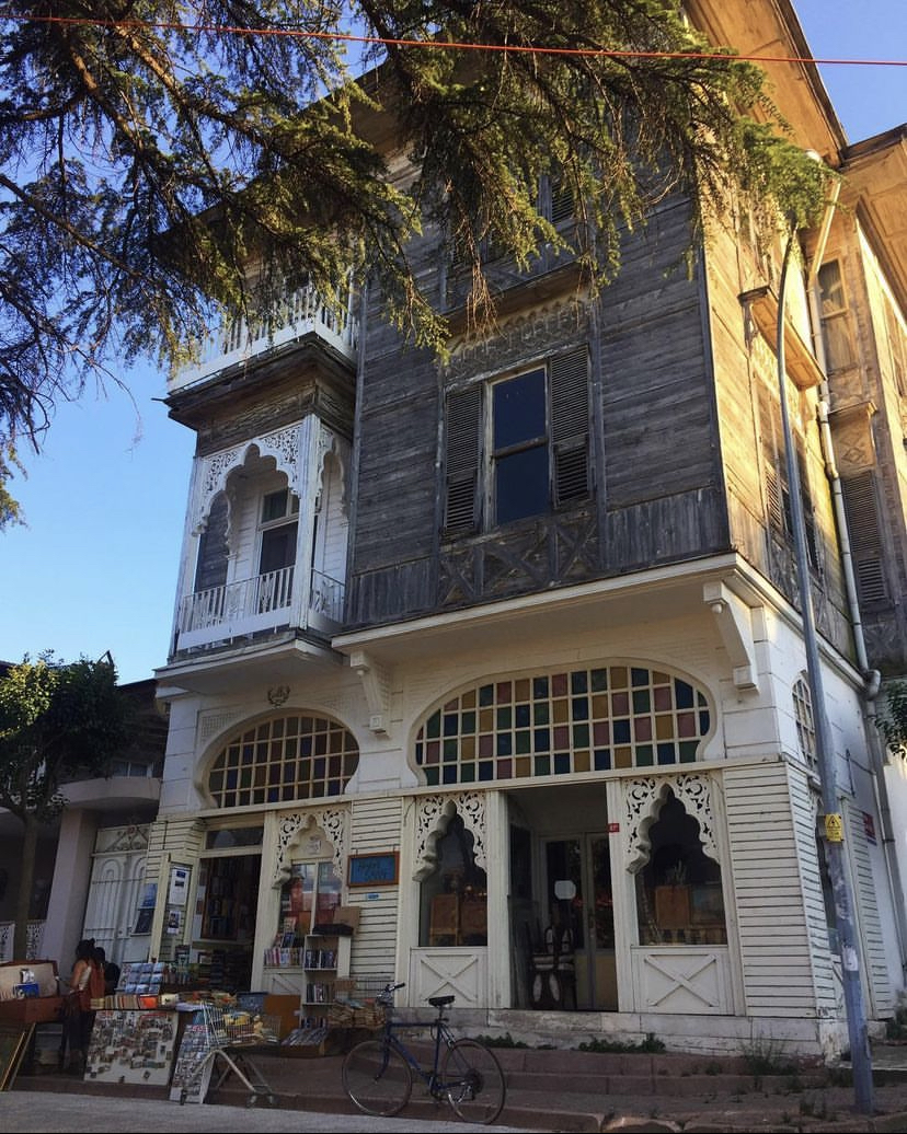 Heybeli Sahaf: Kitap ve plaktan daha fazlası - Özgür Kaymak -Avlaremoz